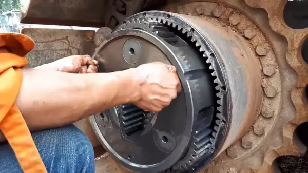 Mounting and installation guidelines for track drive planetary ...